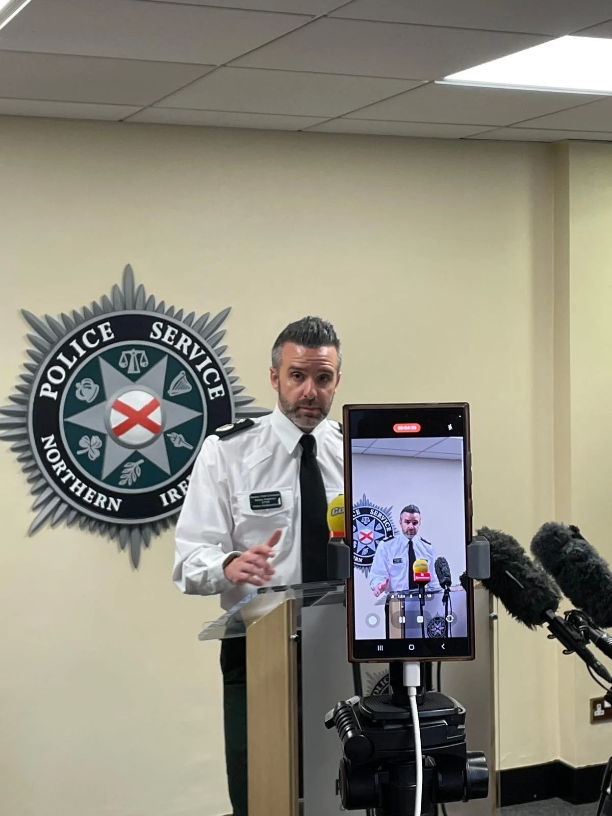 Police praise the brave actions of officers who saved four people in ...